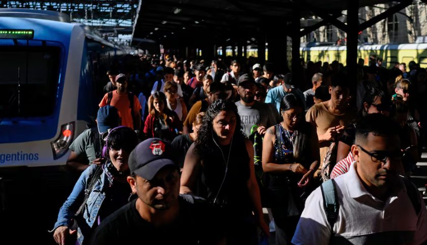 Aumentan los boletos de trenes y colectivos en el AMBA: el Gobierno ...